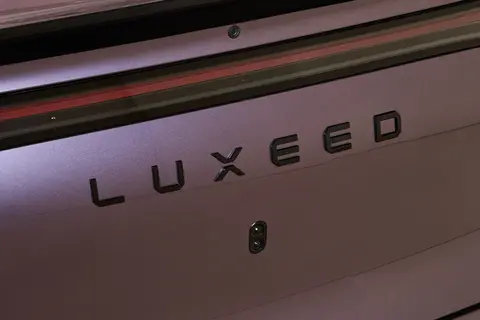 新车 | 换装全新车标/全系标配华为ADS 4，新款智界R7/S7开启交付_懂车帝