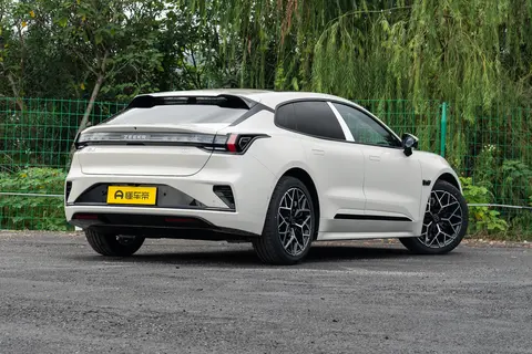 全栈900V平台，810km续航，全系标配8295芯片，试驾新款极氪001_懂车帝