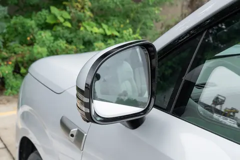 31.98万起，腾势 N8L预售，云辇-A、天神之眼比亚迪的黑科技齐上阵_懂车帝